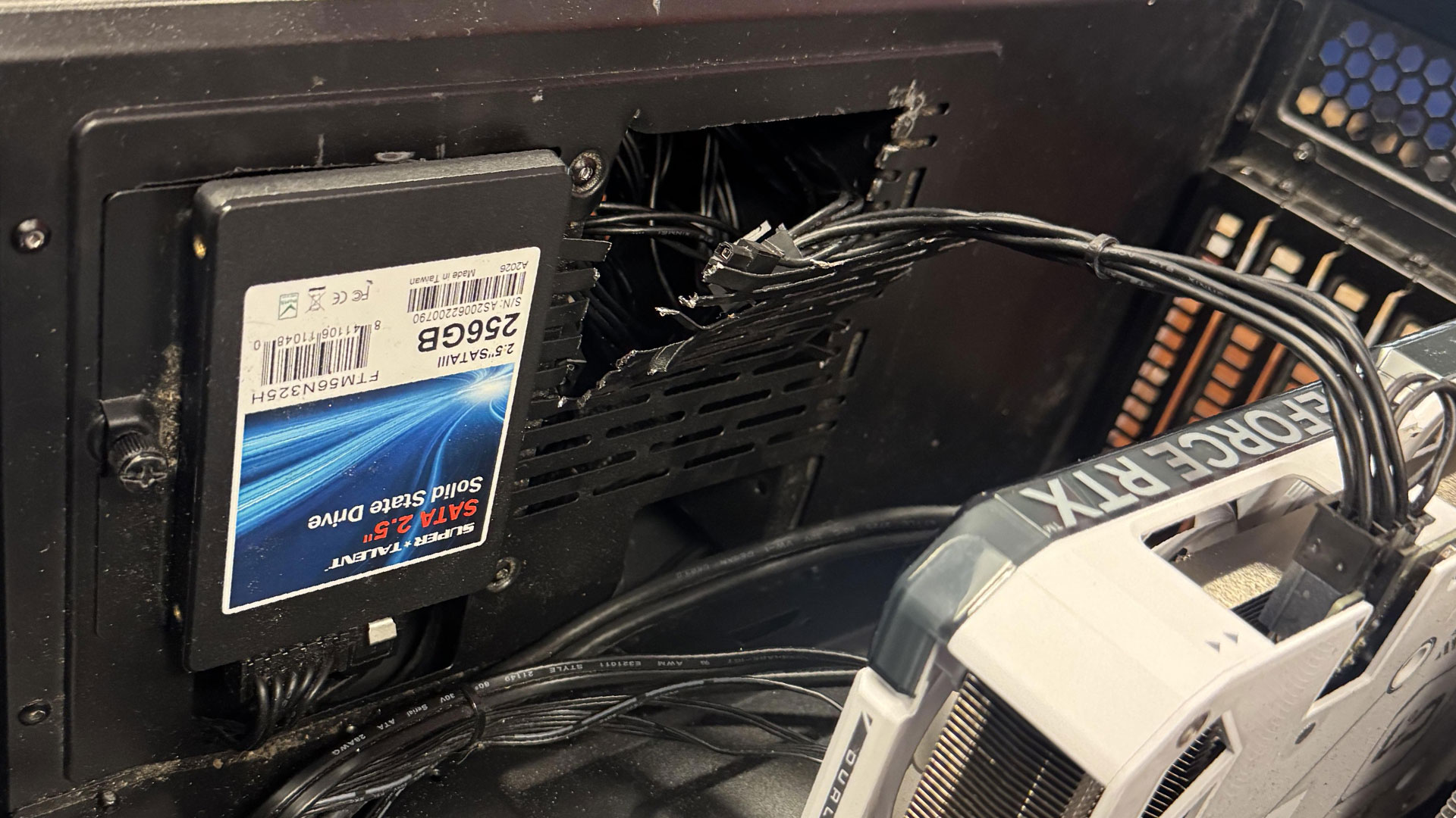 Repairer brands customer’s gaming PC a ‘monstrosity’ — skin lacerating ...